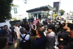 星洲封面国旗插图失误〡土权报社外抗议 不接受道歉 | 精选 | 即时 | 国内 | 2025-04-18 – 光明日报