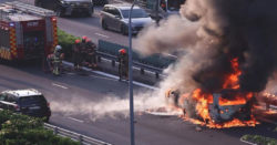 2车相撞起火燃烧 被烧仅剩车架 | 精选 | 国际 | 2025-04-29 – 光明日报