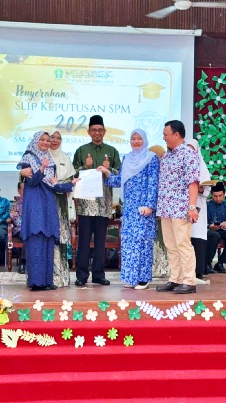 女儿SPM考8A 法丽娜分享喜悦：心怀感激 | 精选 | 即时 | 国内 | 2025-04-24 – 光明日报